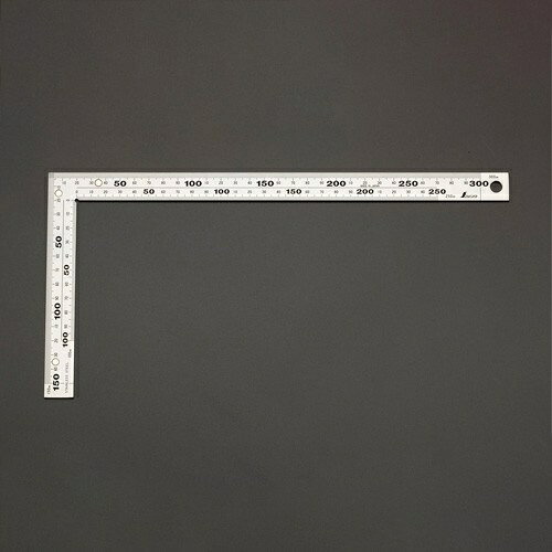 仕様：●メーカー:シンワ測定●型番:10425●測定目盛(表):(外)30×15cm(内)25×10cm●測定目盛(裏):(外)30×15cm(内)25×10cm●サイズ:320(160)×20×2.0mm●重量:144g●材質:本体:ステ...