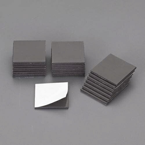 仕様：●用途:カレンダー、標識、メモや工芸品などに●吸着力:450gf/cm2●サイズ:25×25mm●厚み:1.5mm●シートサイズ:100×150mm●入数:24個●非着磁面に便利な粘着付きマグネット●裏面に粘着剤付き(剥離紙付き)商品...