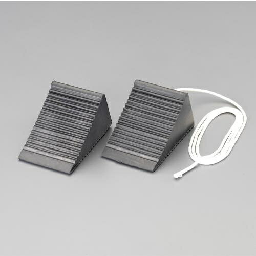 仕様：●適用:軽~普通自動車まで対応(1.5t車以下)●サイズ:76(W)×125(D)×67(H)mm●紐長:124cm●入数:2個●材質:合成ゴム●重量:640g(2個・紐含む)●タイヤにぴったりフィットするカーブ設計●ゴム製で、雨や寒...