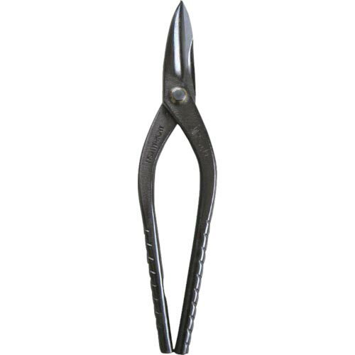 特長：砂鉄系刃金日立安来SLD鋼を刃に使用しています。グリップ部に凹凸加工を施しハンドリングの良さを実現しました。表面はニッケルメッキにカチオン塗装仕上げです。ステンレス・ガルバリューム鋼板の切断に対応しています。板金加工用本職鋏です。仕様...