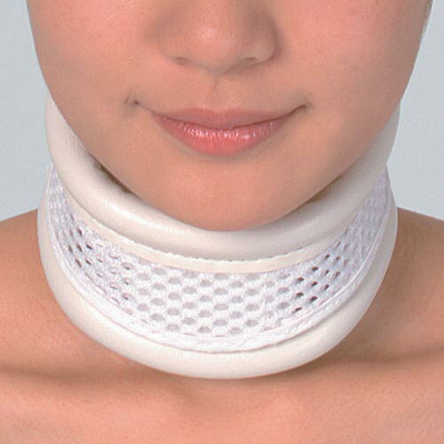 特長：プラスチック製です。本体が2枚重ねになっているので、高さの調節ができます。メッシュ構造のため通気性は抜群。発汗による不快感がありません。仕様：サイズ：M一般医療機器材質／仕上：ナイロン綿塩化ビニールウレタン　●代表画像について 商品に...