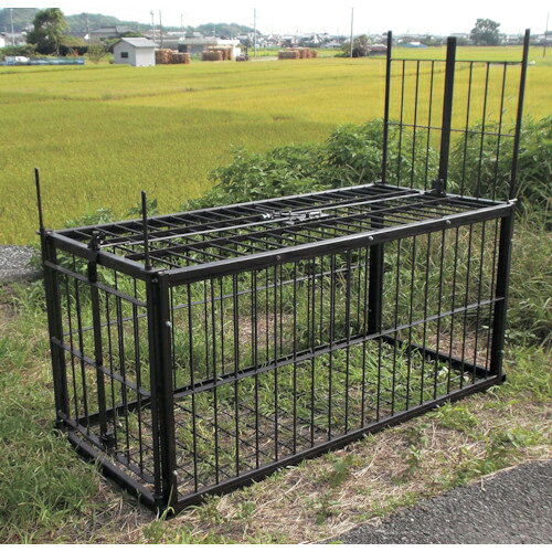 特長：捕獲罠をセット中の誤作動によるケガを未然に防止します。6φのワイヤーメッシュを採用し堅牢性を高めています。6分割組立式の為運搬・組立も簡単です。用途：イノシシの捕獲に。仕様：色：黒幅(mm)：810奥行(mm)：1760高さ(mm)：...