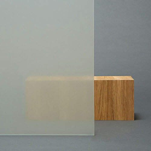 特長：質感にこだわったフィルムで、光の透過を和らげます。有害な紫外線を99％以上ブロックすることができるので、日焼け対策が可能です。また、万が一の災害時にガラスの飛散を防ぐ飛散防止性能もあり、安全対策も可能です。窓やガラスファサードをはじめ...