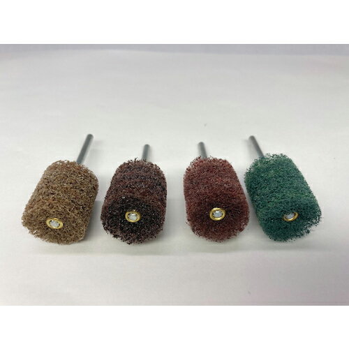 特長：スポンジサンダーのお試しセットです。使いやすく、お求めやすい工具セットで、趣味の方や初心者の方にお勧めです。強力な繊維で超寿命、抜群の研磨力です。オープン構造のため、ほとんど目づまりがありません。材料を削らず表面だけを仕上げます。柔軟...