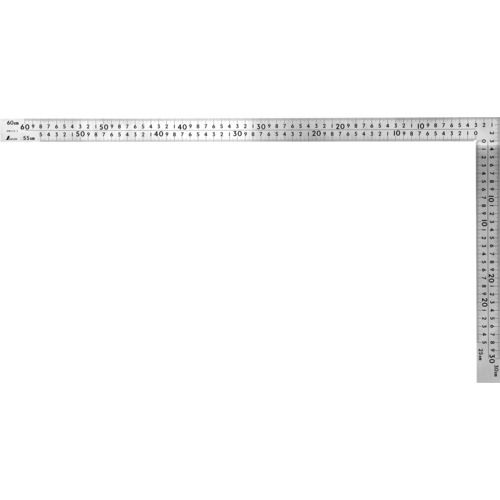 特長：使いやすい内側基点目盛です。しなりにくい2mm厚鋼材です。用途：寸法測定、材料への墨付け、ケガキ作業に。仕様：長辺(mm)：630短辺(mm)：330幅(mm)：30厚さ(mm)：2目盛仕様：両面cm長さの許容差：±0.5mm直角度：...