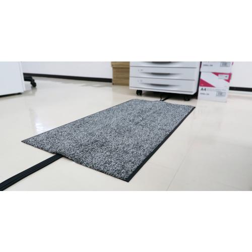 特長：施工不要で配線を保護し、安全な通路を確保できます。裏面ゴムが滑り止め効果と耐久性を発揮します。丸洗いもOK、長く使っても色褪せしません。仕様：ケーブル溝幅：約100mmケーブル溝高さ：約5mm裏面は滑りにくい特殊合成ゴム（NBR）防炎...