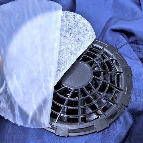 特長：粉塵等の空調衣服内での循環低減、首元からの吹き出しを低減します。裏面粘着加工で剥離紙をはがし貼るだけで使用できます。圧力損失が低く、捕集効率に優れたフィルターです。難燃性の不織布を使用しています。空調ファン内の汚れの付着を低減します。...