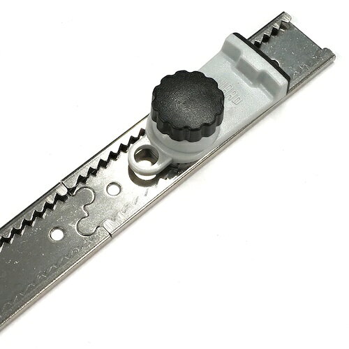 特長：上枠下枠兼用のサッシュ用補助錠レール2本付き連結して使用できスライド幅180mmまで広げることができますツマミを回すだけで開錠でき窓とサッシュ枠に負担を掛けない機構施錠時のスライド感がやさしいく、窓の隙間調整が簡単にできます仕様：色：...
