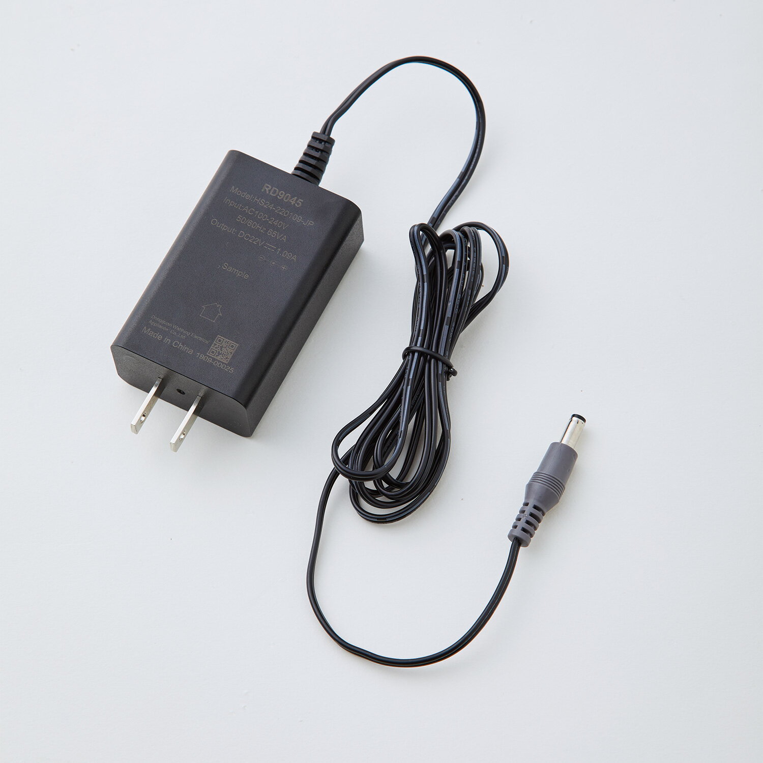 特長：2020年以降のバッテリーを充電するためのアダプター仕様：材質／仕上：注意：必ず2020年以降のバッテリーとあわせてご購入下さい。2019年以前のバッテリーは互換性がないため、組み合わせて使用することができません。ご購入の前に、必ずフ...