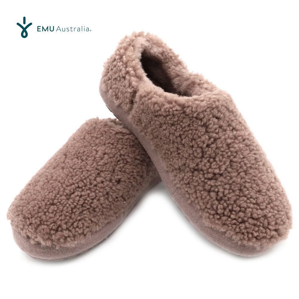 送料無料！ オーストラリアのブランドEMU。 アッパーからライニング、フットベットに至るまで オーストラリアンシープスキンを贅沢に全面に使用したスリッポンシューズです。 もこもこの質感とミルクココアのような色合いが可愛らしいデザイン。 足を...