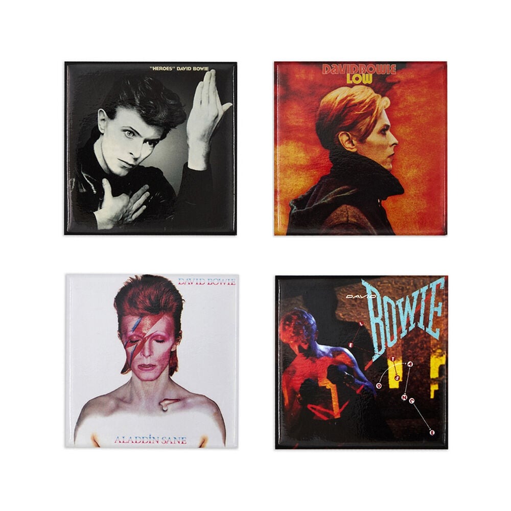 送料無料！ ロンドンのV&A博物館に新設されたDavid Bowie Centreの開館を記念して発表された、 V&Aショップ限定の公式ライセンス商品です。 アルバムジャケットや象徴的なポートレートをあしらった マグネット4点セットです。 ...