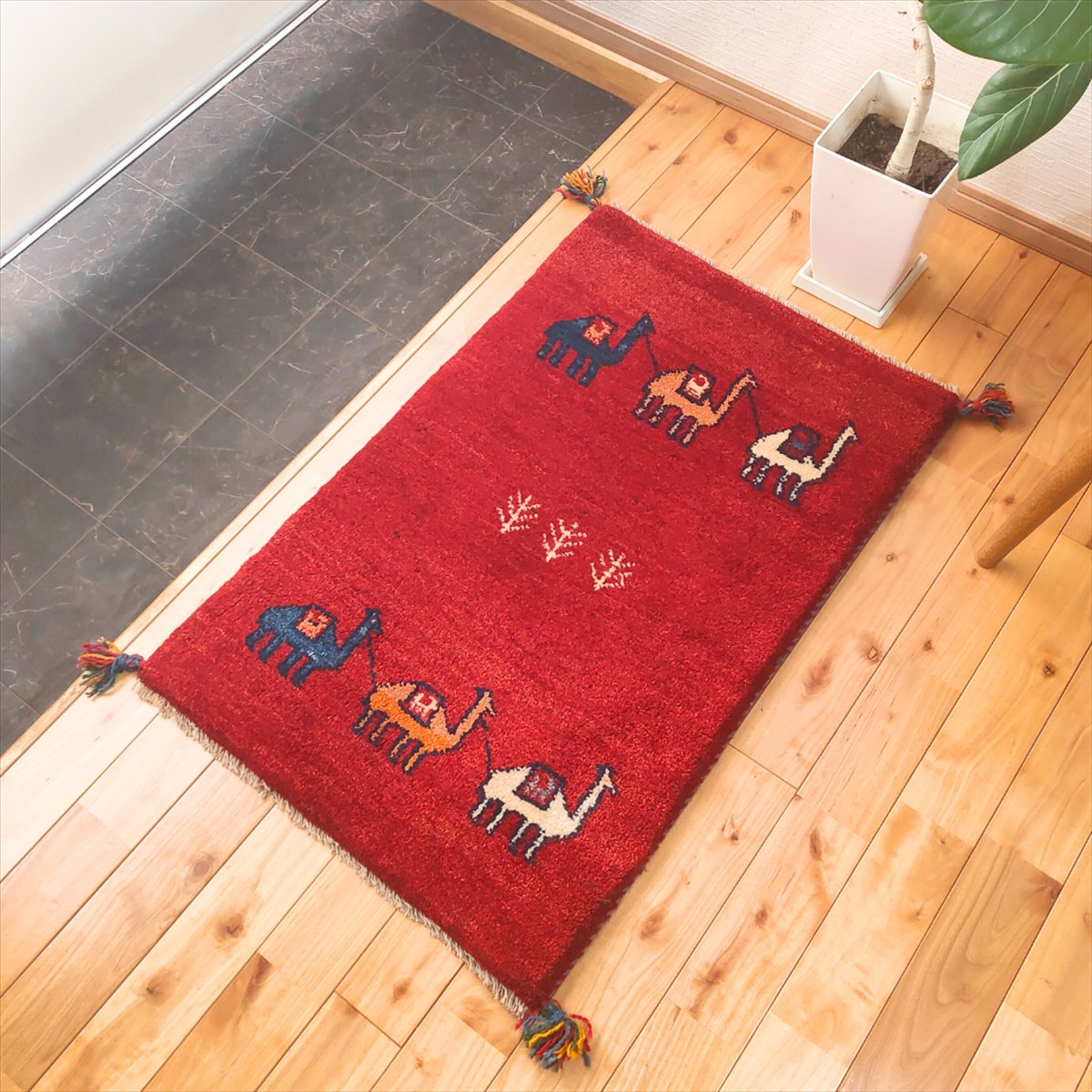 ぺルシャ ギャッベ 【本場 イラン産】 90x60cm 厚み 2.60cm レッド 赤 茜色 ラクダ 生命の木 セール ギャベ 玄関マット 遊牧民 カシュガイ族 レッド 赤 茜色 ウール100% 天然素材 草木染め 手織り絨毯 RJ1344...