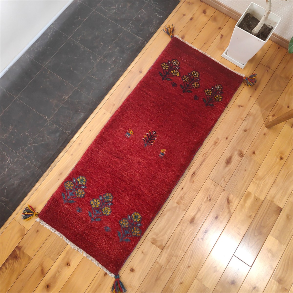 ペルシャ ギャッベ 【 本場 イラン産 】 116x44cm 厚み 2.35cm レッド 赤 茜色 花 生命の木 ヤギ ミニランナー 細長い キッチンマット 上がり框 一点物 ふかふか 厚み Gabbeh 赤ちゃんも安心 ギャベ 遊牧民族 ...