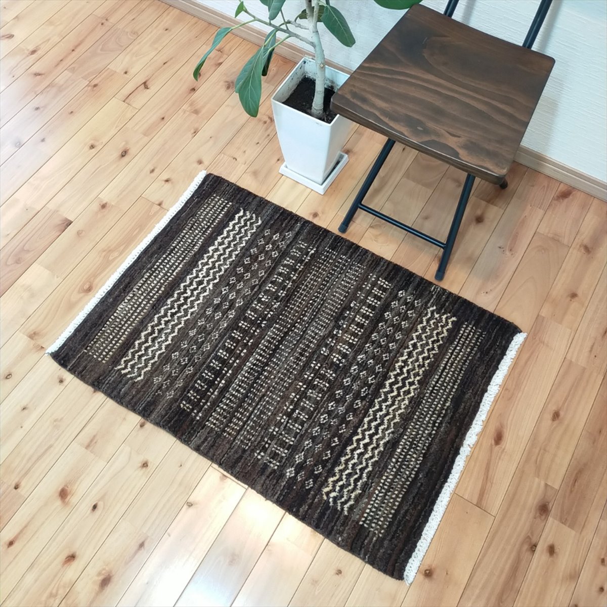 商品情報商品名天然ウールのラグ/ガゼニギャッベ産地アフガニスタンのトルクマン族/水の綺麗なパキスタン(ラホール)で仕上げ素材天然ウール100%サイズ86×58cm厚み約1.28cm色アイボリー グレー ブラウン ベージュ 無染色特徴油分を多...