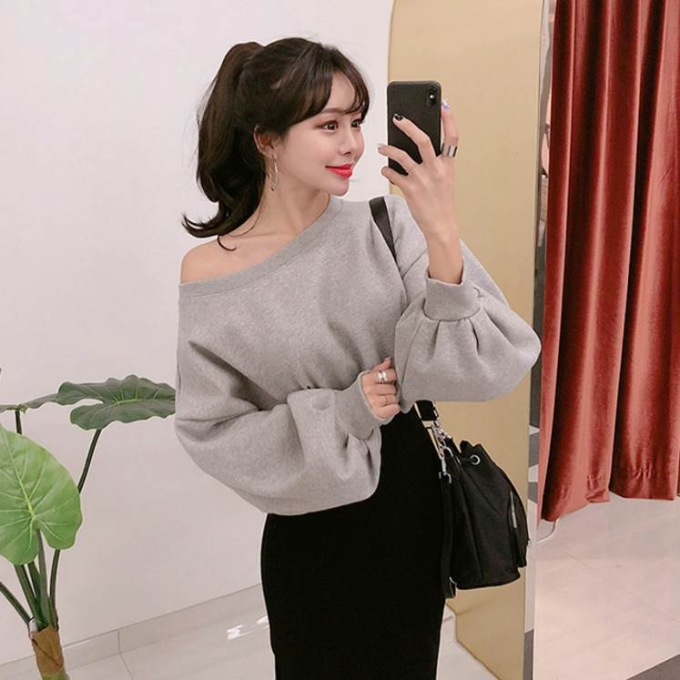 ウエストの部分のバックデザインがファスナーになっていて、可愛いトップスです。その他はシンプルなデザインになっていて、何にでも合わせやすいです。色展開 ホワイト グレー レッドサイズ ワンサイズサイズ(cm)ワンサイズ /着丈 48 /バスト...