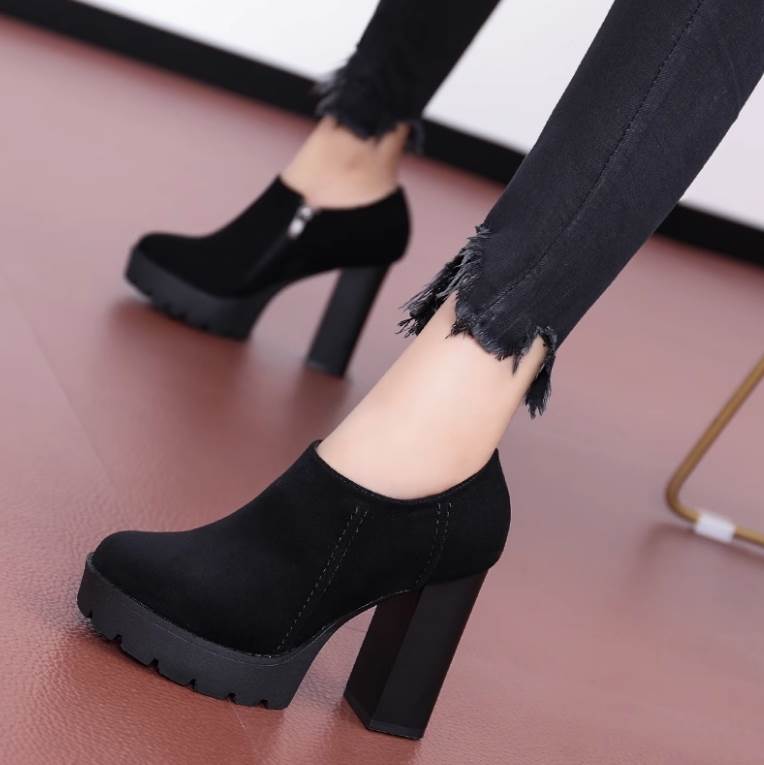 大人可愛いショートブーツが入荷しました！このブーティーの最大の特徴は、存在感たっぷりの10cmヒールです。程よい太さなので、歩きやすく疲れにくいと好評です。素材は高級感たっぷりのスウェードを使用しているため、コーディネートのアップデートに最...