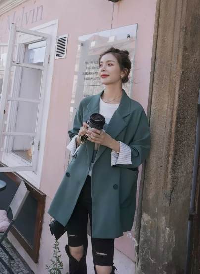 シンプルでありながら大人可愛さを兼ね備えた上品なジャケット。長袖の襟付きデザインとワイドポケットが機能的で、前開きで着脱も簡単。洗練されたきれいめスタイルを完成させるアウターです。日常のコーディネートに華やかさをプラスしながら、自信を持って...