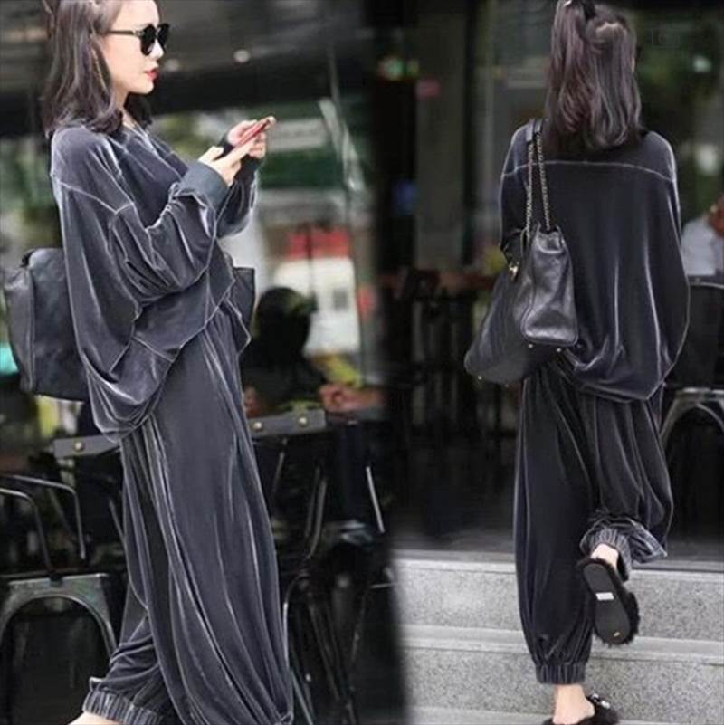 上品なベルベット素材で、こなれ感のあるセットアップが登場しました。ロング丈のワイドパンツと、Uネックのロングスリーブトップスの組み合わせは、スタイリングの幅を広げてくれる2点セットです。シンプルなデザインで、どんな場面でも活躍するアイテムで...