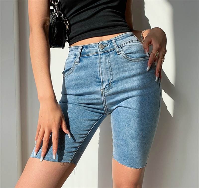 シンプルでカジュアルなデニムパンツが新登場！大人可愛いショート丈で、高めのハイウエストが脚長効果バツグン。ストレートデザインがレトロな雰囲気を醸しだし、どんなトップスとも相性バツグンです。おしゃれでかっこいい一着が欲しい方、是非一度お試しく...