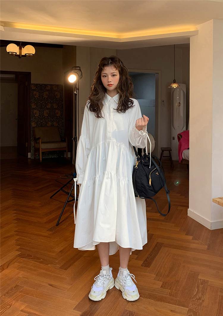 おしゃれなスタンドカラーが目を惹く、ロング丈のワンピースです。大人かわいい雰囲気が漂うAラインフレアデザインで、体のラインをカバーしてくれます。長袖で、春秋以外にも寒い季節の着こなしも楽しめます。シンプルな無地カラーで、あなたのスタイルやコ...