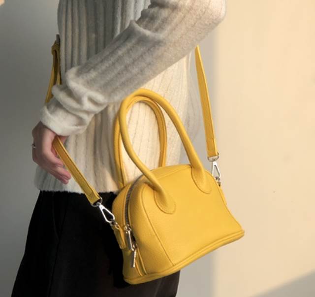 ショルダーの取り外しが出来て、2WAYで楽しめる。ハンドル部分が大きくて持ちやすい可愛いミニバッグ。お出かけコーデにおすすめなアイテムです。色展開 ホワイト イエローサイズ ワンサイズサイズ(cm)ワンサイズ /幅 26.5 /高さ 13....