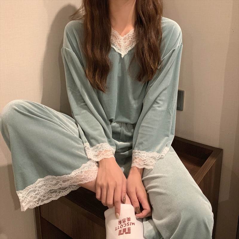 list11804光沢のあるベロア×花柄レースのパジャマ上下セット。上品かわいいスタイルでおうちでも気分up。色展開 ダークグリーン ピンク パープル ミントグリーンサイズ ワンサイズサイズ(cm)(トップス)着丈 67 /バスト 110 ...