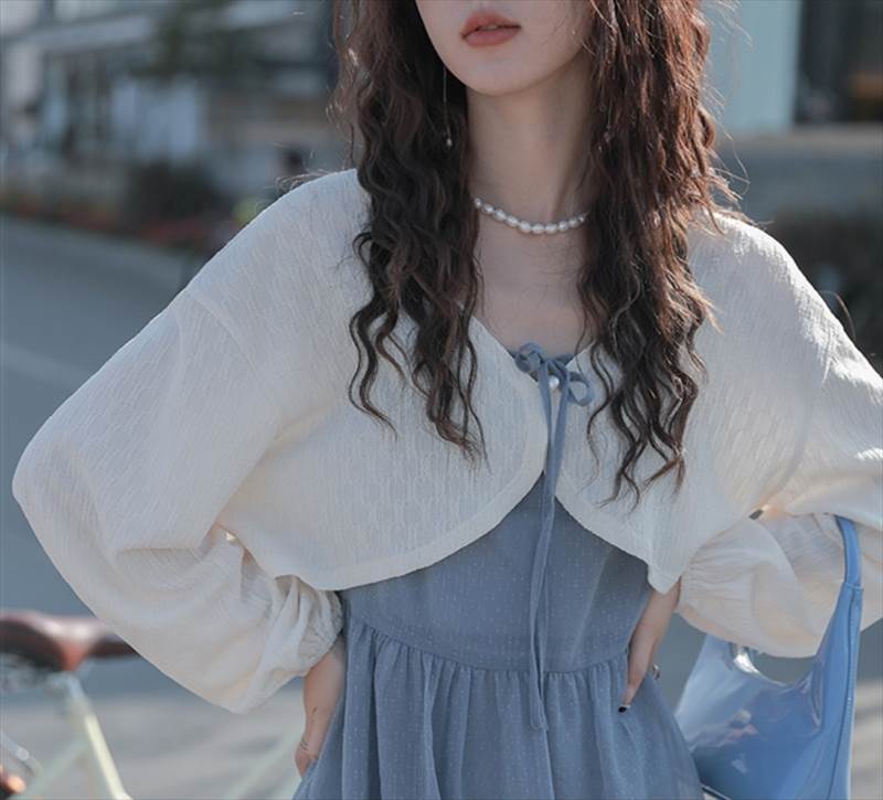 ショート丈がスタイルをよく見せてくれる1着です。色展開 オフホワイトサイズ S M L XLサイズ(cm)S /着丈 39 /肩幅 37 /袖丈 52 /バスト 72M /着丈 40 /肩幅 38 /袖丈 53 /バスト 76L /着丈 4...