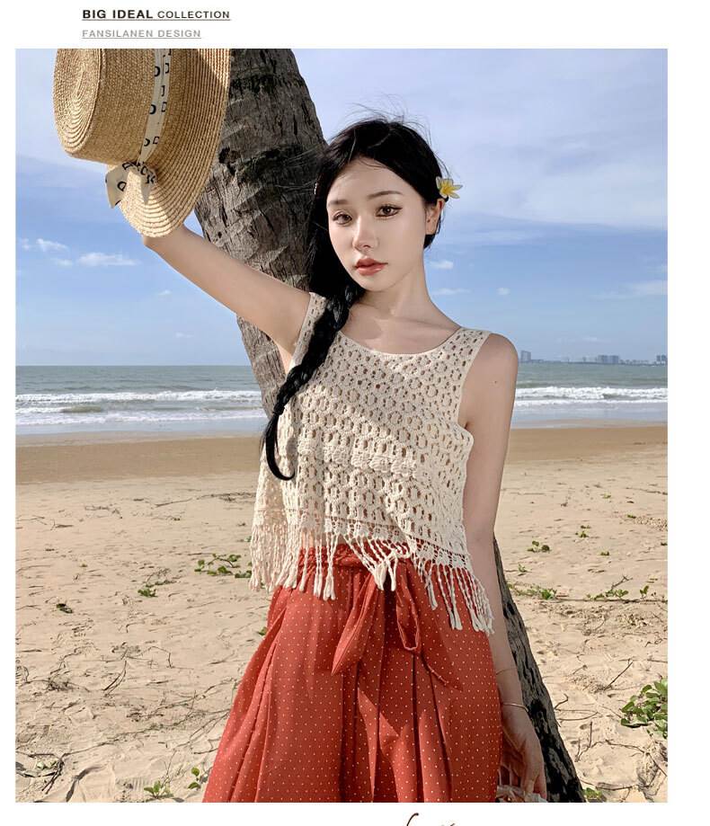 :ネップヤーンを使った、ニットトップスです。スクエアの襟元にし、ミニマルなサイズ感にも拘りました。ボトムはシンプルとカラートーンに気をつけて、合わせてください。色展開 ワンカラーサイズ Mサイズ(cm)M /着丈 49 /バスト 86 《商...