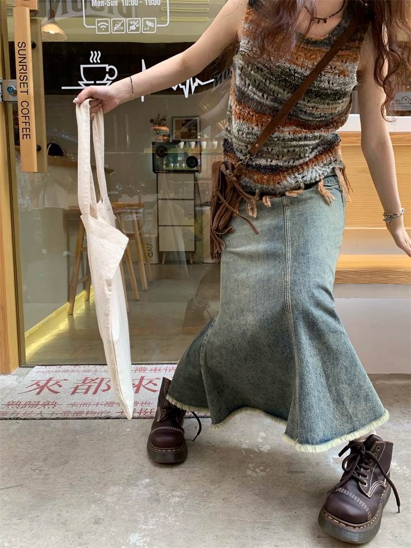 list13169大人可愛いヴィンテージデニムのロングスカート。フレアAラインとハイウエストで脚長効果も抜群。ポケット付きで実用性も◎。着回し力抜群のシンプル無地で、四季を通して活躍する定番アイテム。小さいサイズから揃うので、どんな体型の方...