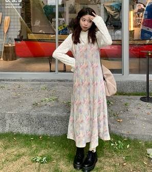 list13172ベロアの贅沢なプリーツの柔らかなフレアが魅力のキャミソールワンピース。ロング丈で大人っぽさもあり、ノースリーブで着回し力も抜群。ヴィンテージ感漂うデザインで、大人女子のおしゃれを引き立てます。絞り染めの個性的なキャンバスプ...