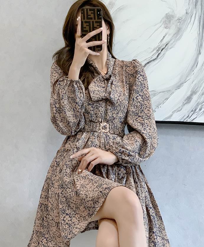 フリル＆リボン付きの女性らしいデザイン。カラーが落ち着いているので甘くなりすぎない。色展開 画像1サイズ S M L XLサイズ(cm)S /スカート丈 83 /肩幅 34 /バスト 86 /ウェスト 68 /袖丈 60 /袖口 18M /...
