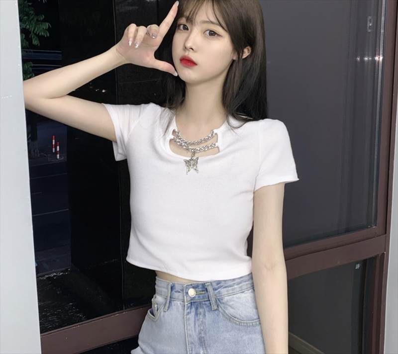 シンプルに合わせても印象が決まりやすいTシャツ。Vネック、半袖、ショート丈やストレートを取り入れ、着たときのシルエットに表情が出るデザインです。デザインに主張がありながら、合わせるアイテムを選びすぎないのが魅力です。シンプル、カジュアルやこ...