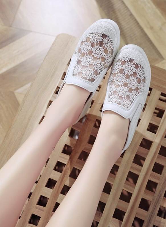 花柄と透け感が大人可愛い1足。厚底なので美脚効果もあり。色展開 ホワイト ブラックサイズ 35 36 37 38 39 40サイズ(cm)35 /足長さ 22.1-22.5 /足幅 8.536 /足長さ 22.6-23 /足幅 8.5-93...