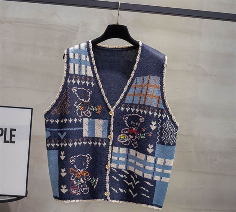 かわいい熊の刺繍が気持ちを明るくさせてくれそうなベスト。存在感溢れる1着です。色展開 ネイビー カーキ グリーンサイズ S M L XLサイズ(cm)S /着丈 55 /バスト 110M /着丈 56 /バスト 112L /着丈 57 /バ...