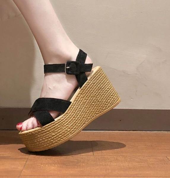 ウェッジヒールがかわいい、夏らしいサンダル。高低差があまりないから歩きやすさも抜群。色展開 ブラック カーキ グリーンサイズ 35 36 37 38 39 40サイズ(cm)35 /足長さ 22.536 /足長さ 2337 /足長さ 23....