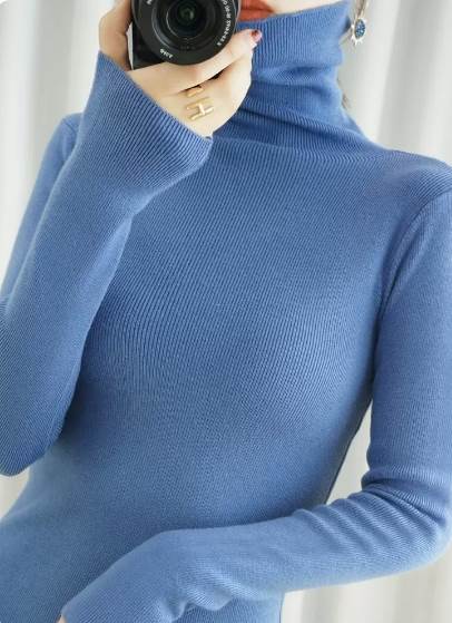 このトップスは、タイトなシルエットが美しい大人の女性にぴったりです。シンプルなデザインながら、タートルネックで大人っぽい雰囲気が漂います。着心地も抜群。ストレッチ性のある素材を使用しており、体にフィットするので、窮屈感なく自由自在に動けます...