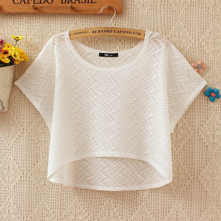 涼し気な透け感のある半袖トップス。タンクトップやワンピースとのレイヤードコーデが楽しめる。トレンドのクロップド丈でスタイルアップ効果も期待できます。色展開 ホワイト ブラック ブルーサイズ フリーサイズサイズ(cm)/バスト 109 /着丈...