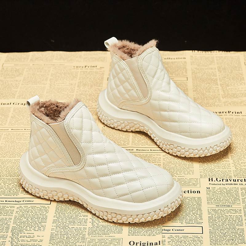 新しいトレンドキーピース、キルティングレザー ハイカット 厚底スニーカーが登場しました！カジュアルなスタイルにもフェミニンな装いにもぴったりです。キルティングデザインともこもこの裏起毛が、足元を温かく包み込んでくれます。4cmの厚底は歩きや...
