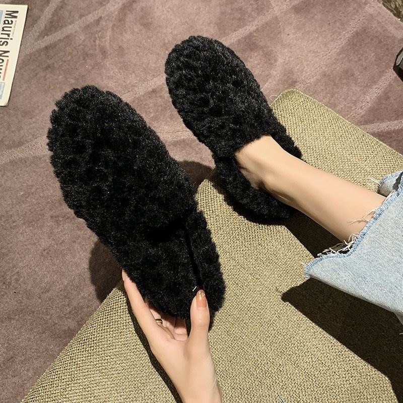もこもこのファー素材で作られたスリッポンが新登場！足元から暖かさと可愛さを届けます。柔らかな素材が足に心地よくフィットし、履いているだけで幸せな気分になれますよ。シンプルで使いやすく、様々なスタイルに合わせて楽しめます。さらに、スリッパとし...