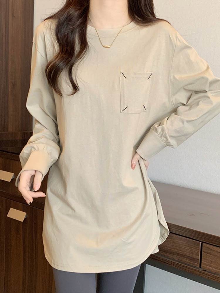 シャツ風デザインがおしゃれなポケット付きのロンTシャツ。ラウンドネックで、襟がないので着心地も楽ちんです。長袖デザインなので、春秋冬の季節に活躍してくれます。サイドスリットとポケット、ボタンがアクセントになり、カジュアルな中にもこなれ感が漂...