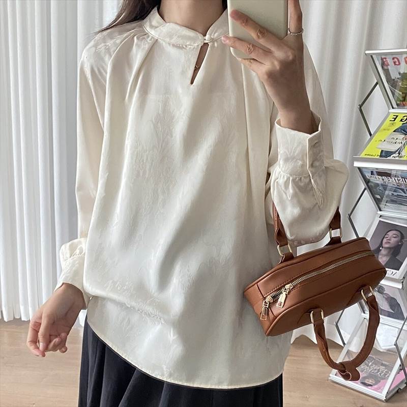 上品な印象を演出してくれるボタニカル柄ジャカード生地のブラウスです。首元に斜めに配置されたプラケットがアクセントになり、大人可愛くアジアンテイストな着こなしに。シルケット加工が施された生地はほのかな光沢感がありエレガントな雰囲気。程よいゆっ...