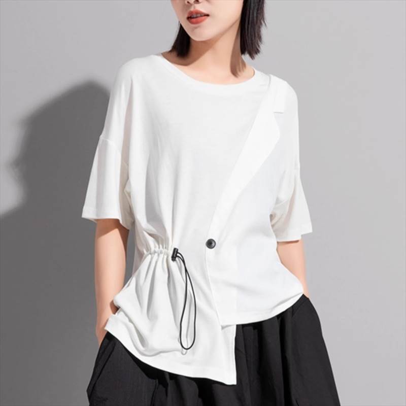 異素材をドッキングし、ユニークなアシンメトリーデザインが魅力のTシャツ！片側サイドはしぼってギャザーをよせられるようになっている凝ったデザインがおしゃれで個性的です。シンプルでありながら個性的なデザインは、主役級の存在感を放ちます。ベーシッ...