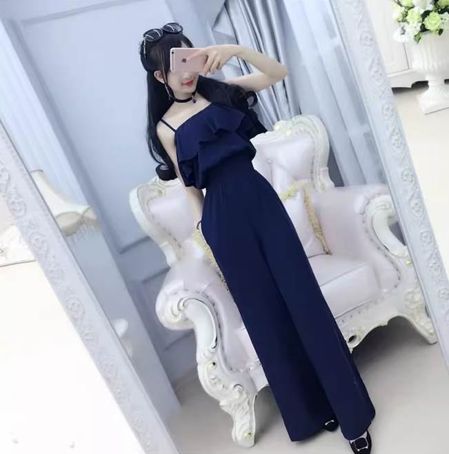 デートやお出かけにぴったりなオールインワンジャンプスーツが新登場！ワイドパンツで足元から抜け感を演出し、キャミソールやオフショルダーの2WAYデザインで着こなしの幅が広がります。ハイウエストでスタイルアップも叶えつつ、かわいらしさと大人可愛...