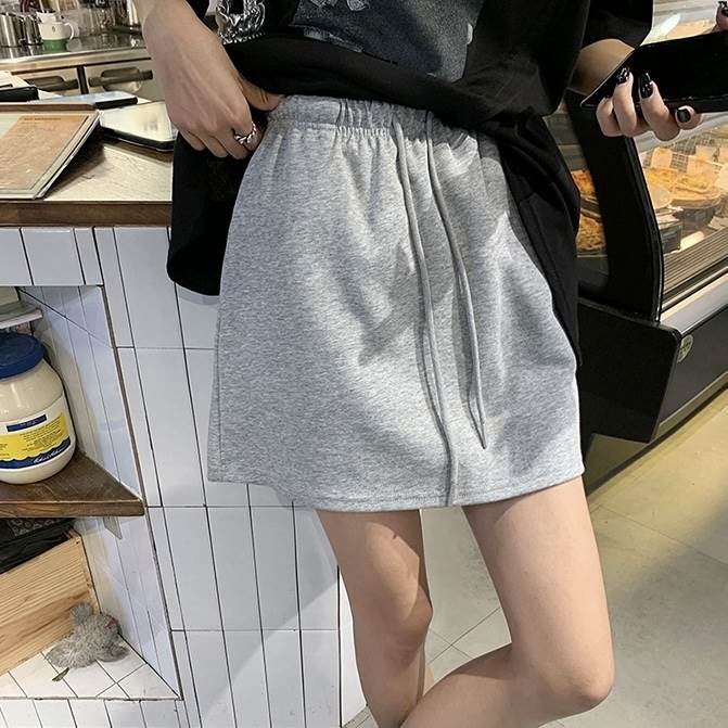 シンプルでスタイリッシュなデザインのショート丈スカート。ハイウエストで脚長効果を演出し、細身シルエットで大人の女性にぴったりです。ポケット付きで機能性も抜群。さりげなくこなれ感や抜け感を演出し、どんなシーンにも馴染むモダンなアイテムです。色...