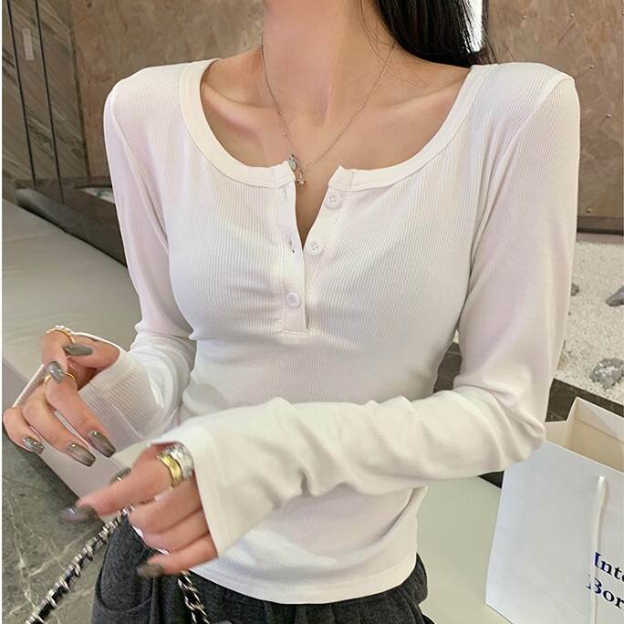 デコルテと鎖骨を美しく魅せてくれる、スリムフィットシルエットのヘンリーネックリブトップスです。すっきり開いたネックラインと伸縮性のある素材で女性らしさを引き立てます。画像のようにインに着たキャミソール等をチラっと見せるレイヤードコーデにも最...