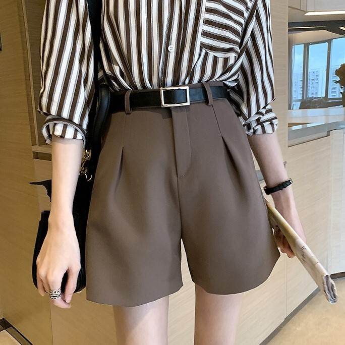 シンプルな無地でコーディネート自在なベルト付きのワイドレッグショートパンツです。大人っぽくこなれたスタイルを手軽に叶える事ができ、脚長効果も抜群なハイウエストデザイン。普段使い〜デート・女子会・旅行まで様々なシーンで活躍してくれる優秀なアイ...