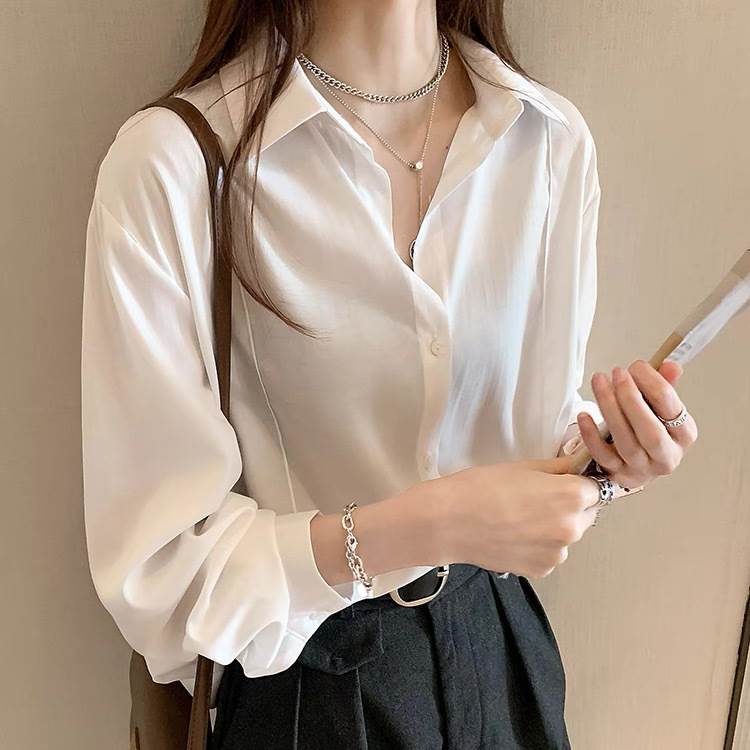 シンプルで上品なデザインが特徴の、レディースシャツ。Vネックと襟付きのデザインで、きれいめカジュアルスタイルにぴったりです。タックインしても、ゆるっとしたルーズなシルエットが女性らしい抜け感を演出してくれます。特にフロントの立体ラインには、...