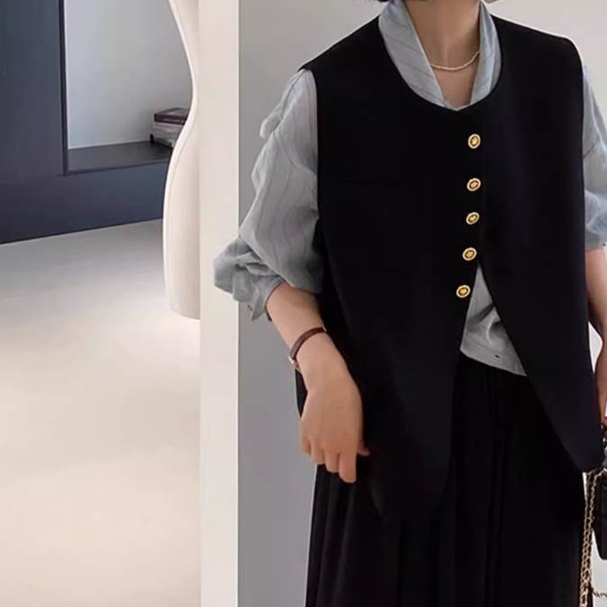 ファッショナブルなデザインと機能性を兼ね備えたベストさっと羽織ることができて一枚あると便利です存在感を放ち上品な大人可愛いスタイルを演出します色展開 ブラックサイズ S Mサイズ(cm)S /着丈 56 /肩幅 40 /バスト 106M /...