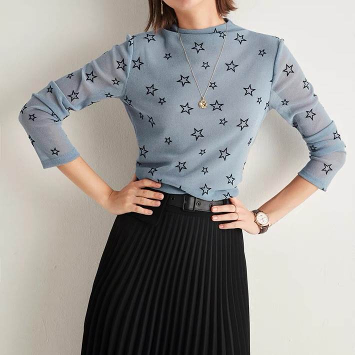 大人可愛い星柄プリントが特徴のハーフハイカラーカットソー。薄手で伸縮性のある素材が着心地抜群で、レイヤードスタイルにも最適です。グレーブルーのカラーは、秋冬のコーディネートにぴったり。デートやお出かけにもぴったりなアイテムとして、幅広いシー...