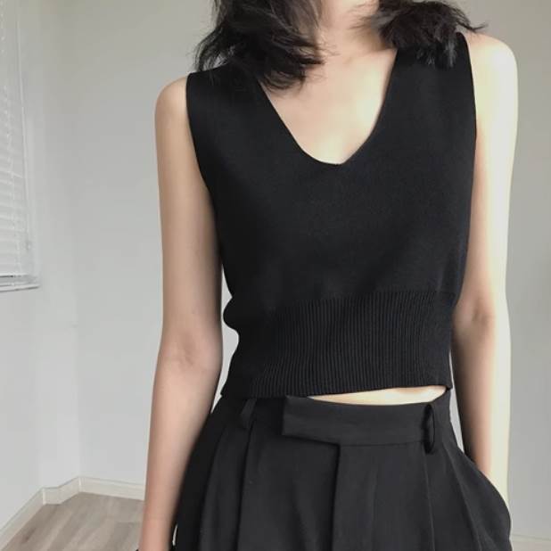 かっこいいノースリーブのショート丈Vネックニット身体にフィットしているので品のあるスリムボディラインを演出します都会的でクールなスタイルのアイテムです色展開 ブラック ホワイトサイズ フリーサイズサイズ(cm)フリーサイズ /肩幅 35 /...